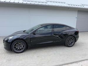 Black Tesla Model 3 2022 in Kaunas, with an engine capacity of 0.00 L and mileage of 230 thousand km for 11800 €, photo  on AUTOMOTO.COM.LV