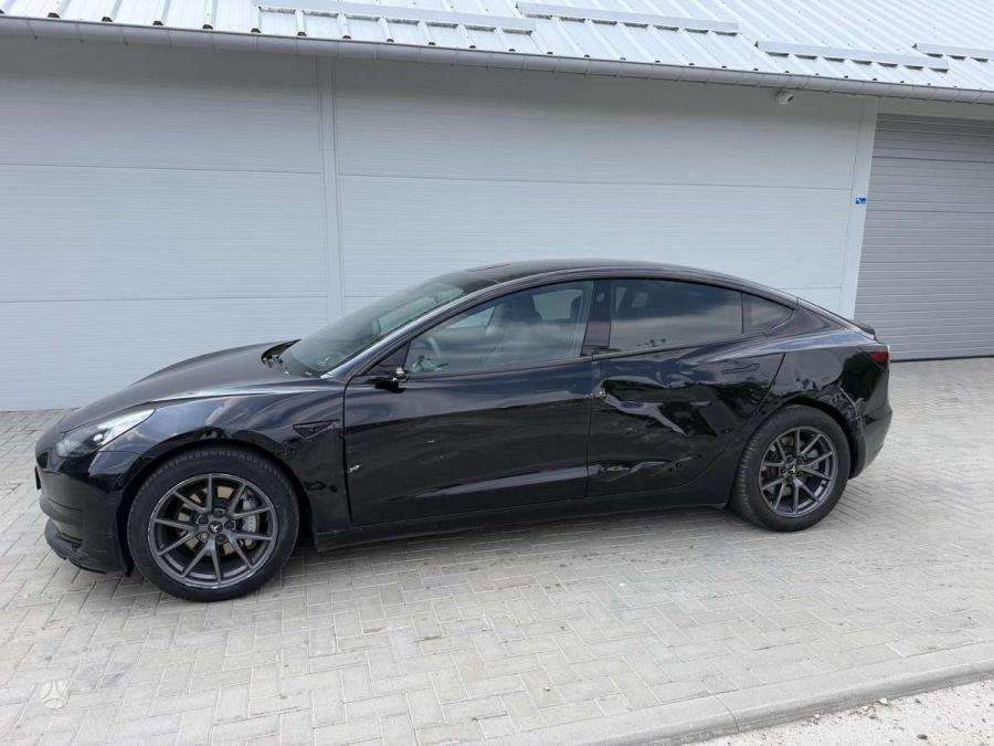 Black Tesla Model 3 2022 in Kaunas, with an engine capacity of 0.00 L and mileage of 230 thousand km for 11800 €, photo 1 on AUTOMOTO.COM.LV