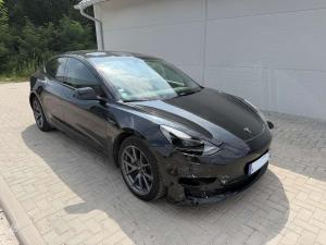 Black Tesla Model 3 2022 in Kaunas, with an engine capacity of 0.00 L and mileage of 230 thousand km for 11800 €, photo 3 on AUTOMOTO.COM.LV