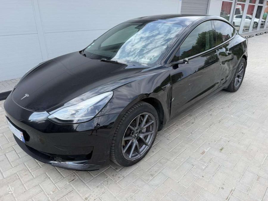 Black Tesla Model 3 2022 in Kaunas, with an engine capacity of 0.00 L and mileage of 230 thousand km for 11800 €, photo 4 on AUTOMOTO.COM.LV