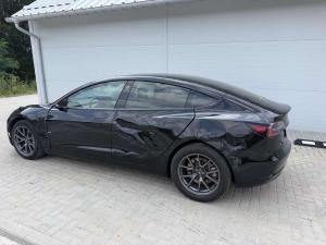 Black Tesla Model 3 2022 in Kaunas, with an engine capacity of 0.00 L and mileage of 230 thousand km for 11800 €, photo 6 on AUTOMOTO.COM.LV