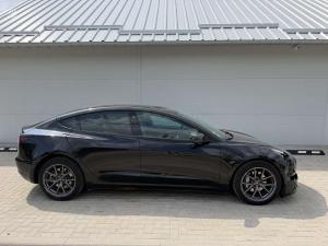 Black Tesla Model 3 2022 in Kaunas, with an engine capacity of 0.00 L and mileage of 230 thousand km for 11800 €, photo 7 on AUTOMOTO.COM.LV