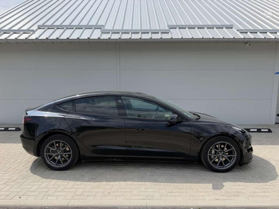 Black Tesla Model 3 2022 in Kaunas, with an engine capacity of 0.00 L and mileage of 230 thousand km for 11800 €, photo 9 on AUTOMOTO.COM.LV