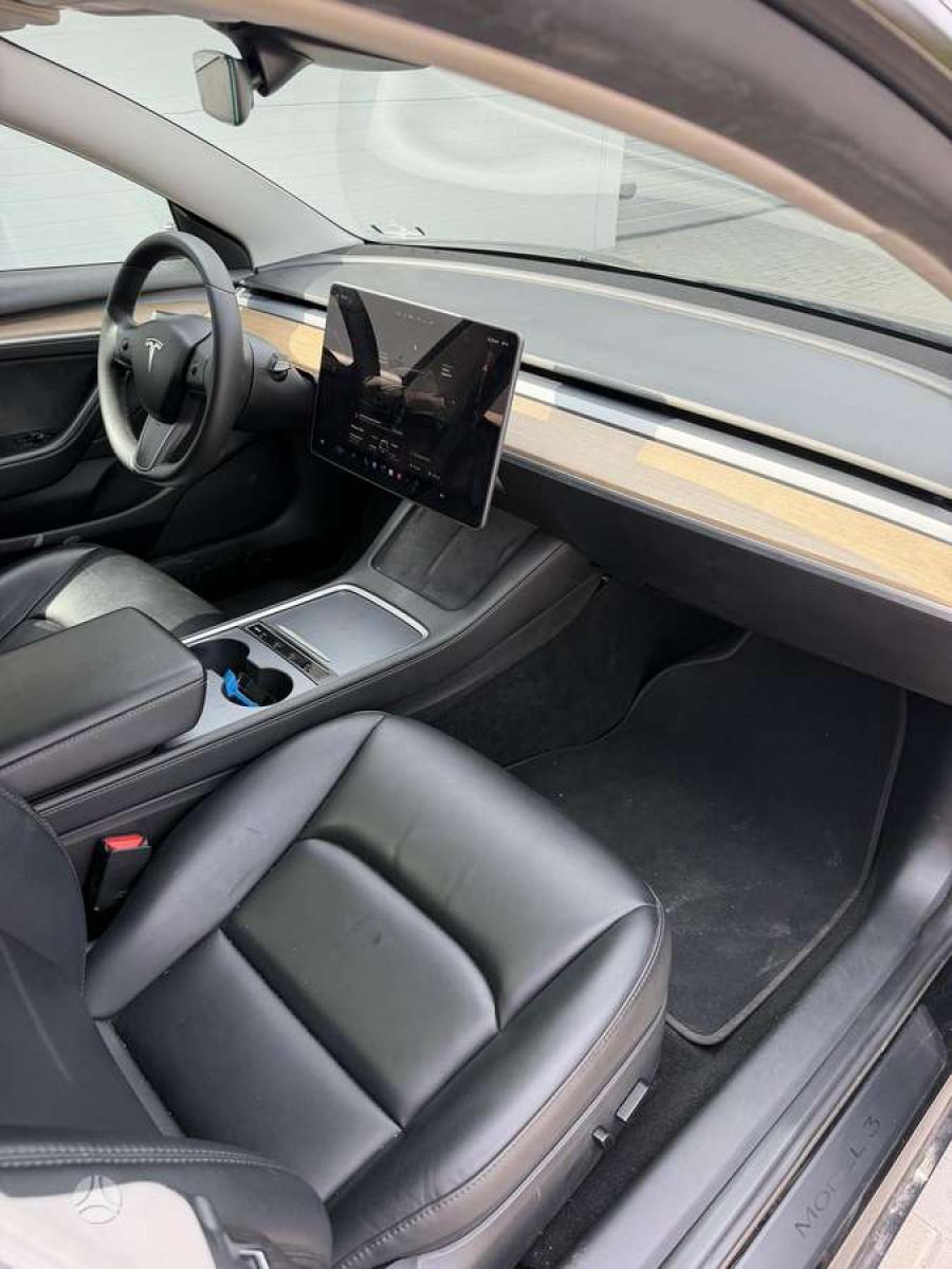 Black Tesla Model 3 2022 in Kaunas, with an engine capacity of 0.00 L and mileage of 230 thousand km for 11800 €, photo 10 on AUTOMOTO.COM.LV