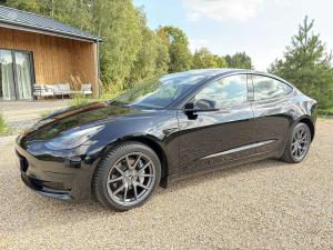 Black Tesla Model 3 2022 in Vilnius, with an engine capacity of 0.00 L and mileage of 199 thousand km for 22499 €, photo  on AUTOMOTO.COM.LV
