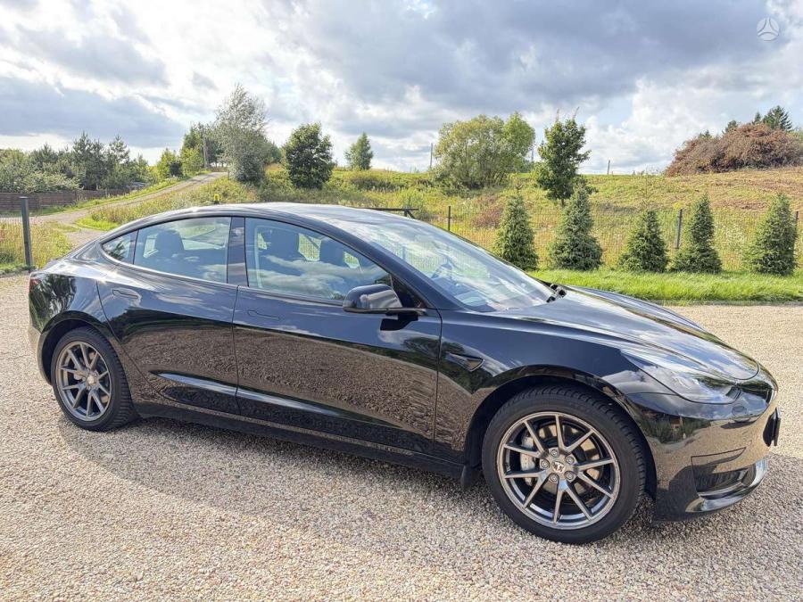 Black Tesla Model 3 2022 in Vilnius, with an engine capacity of 0.00 L and mileage of 199 thousand km for 22499 €, photo 3 on AUTOMOTO.COM.LV