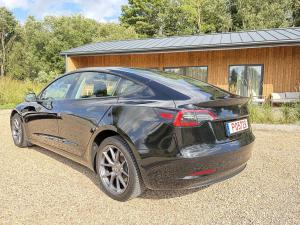 Black Tesla Model 3 2022 in Vilnius, with an engine capacity of 0.00 L and mileage of 199 thousand km for 22499 €, photo 4 on AUTOMOTO.COM.LV