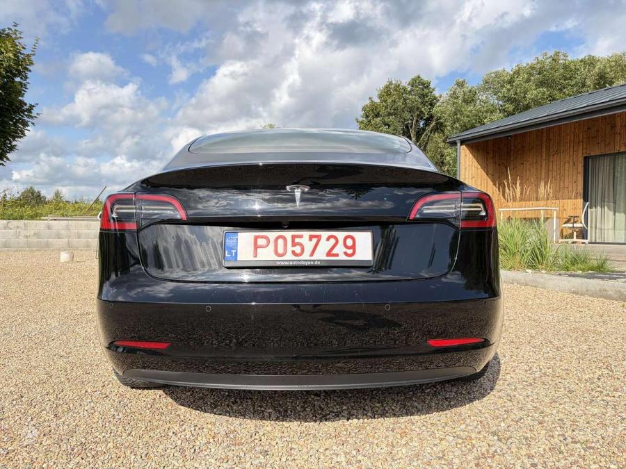 Black Tesla Model 3 2022 in Vilnius, with an engine capacity of 0.00 L and mileage of 199 thousand km for 22499 €, photo 5 on AUTOMOTO.COM.LV