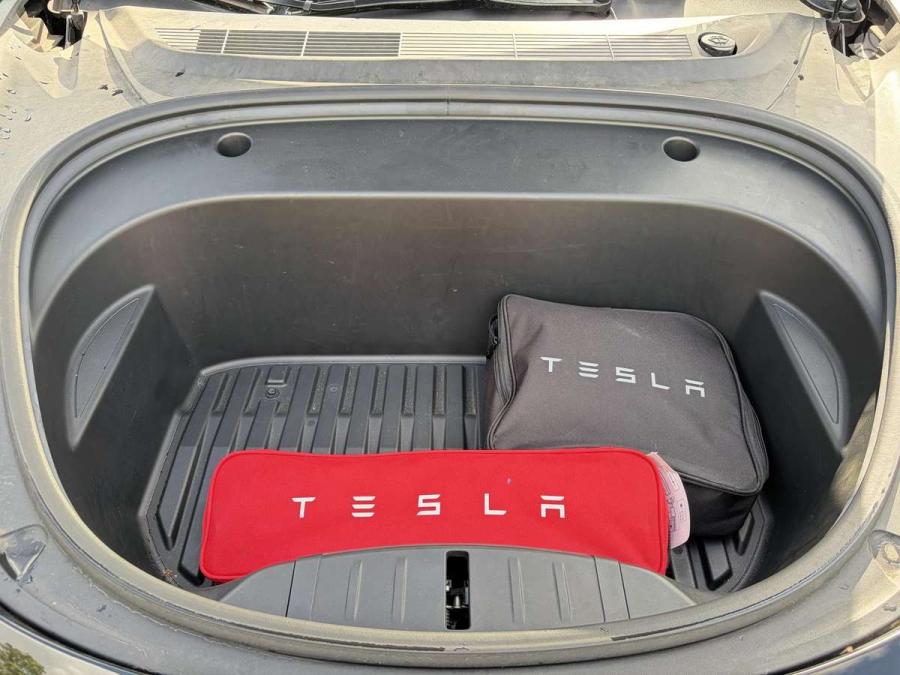 Black Tesla Model 3 2022 in Vilnius, with an engine capacity of 0.00 L and mileage of 199 thousand km for 22499 €, photo 20 on AUTOMOTO.COM.LV