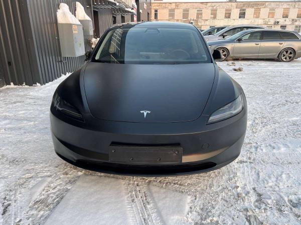 Black Tesla Model 3 2023 in Alytus, with an engine capacity of 0.00 L and mileage of 124 thousand km for 17300 €, photo 2 on AUTOMOTO.COM.LV