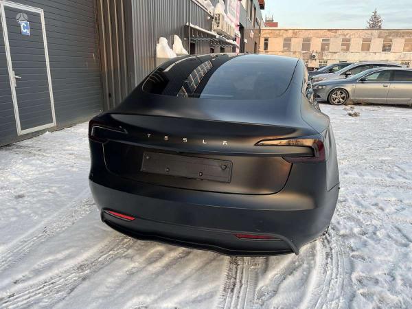 Black Tesla Model 3 2023 in Alytus, with an engine capacity of 0.00 L and mileage of 124 thousand km for 17300 €, photo 8 on AUTOMOTO.COM.LV