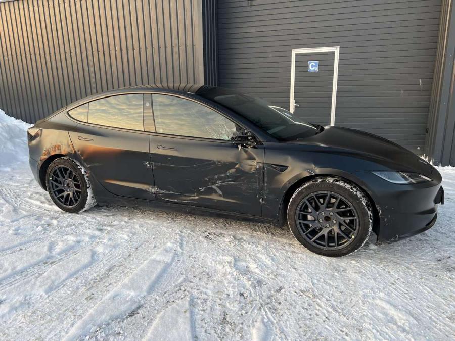 Melns Tesla Model 3 2023 Alīta, ar dzinēja tilpumu 0.00 L un nobraukumu 124 tūkst. km par 17300 €, foto 12 vietnē AUTOMOTO.COM.LV