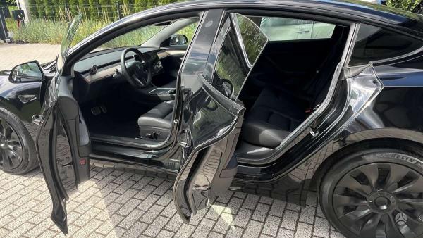 Black Tesla Model 3 2023 in Vilnius, with an engine capacity of 0.00 L and mileage of 50 thousand km for 23900 €, photo 8 on AUTOMOTO.COM.LV