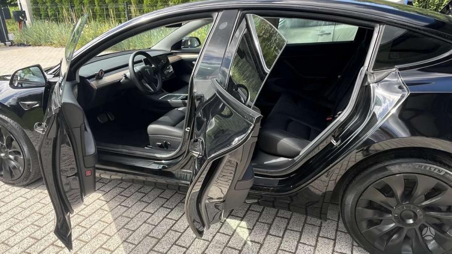 Black Tesla Model 3 2023 in Vilnius, with an engine capacity of 0.00 L and mileage of 50 thousand km for 23900 €, photo 9 on AUTOMOTO.COM.LV
