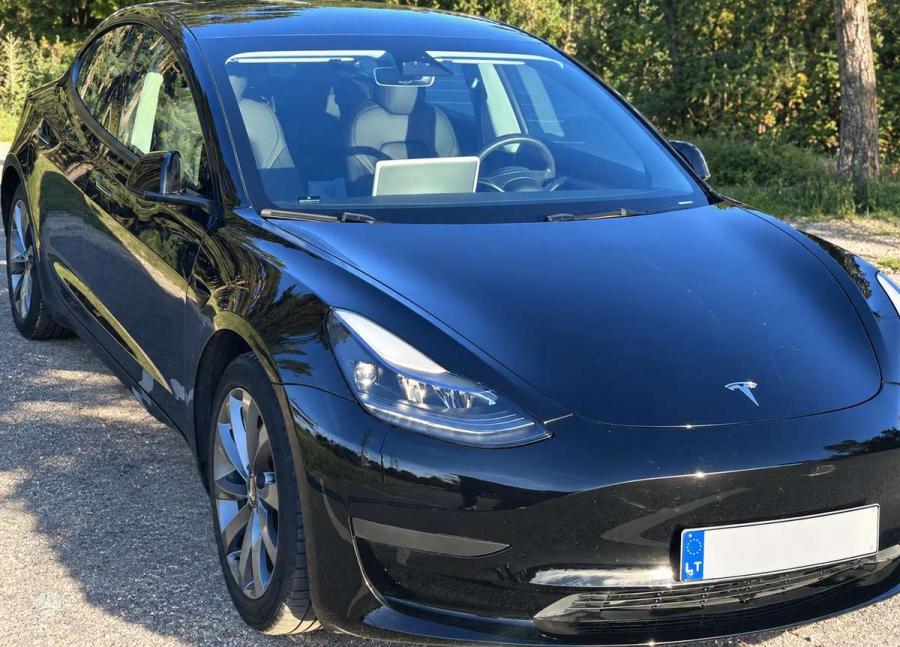 Melns Tesla Model 3 2023 Kauņa, ar dzinēja tilpumu 0.00 L un nobraukumu 24 tūkst. km par 26000 €, foto 1 vietnē AUTOMOTO.COM.LV