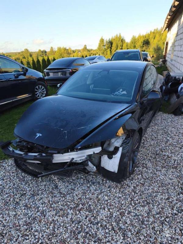 Black Tesla Model 3 2024 in Kaunas, with an engine capacity of 0.00 L and mileage of 31 thousand km for 13200 €, photo 1 on AUTOMOTO.COM.LV