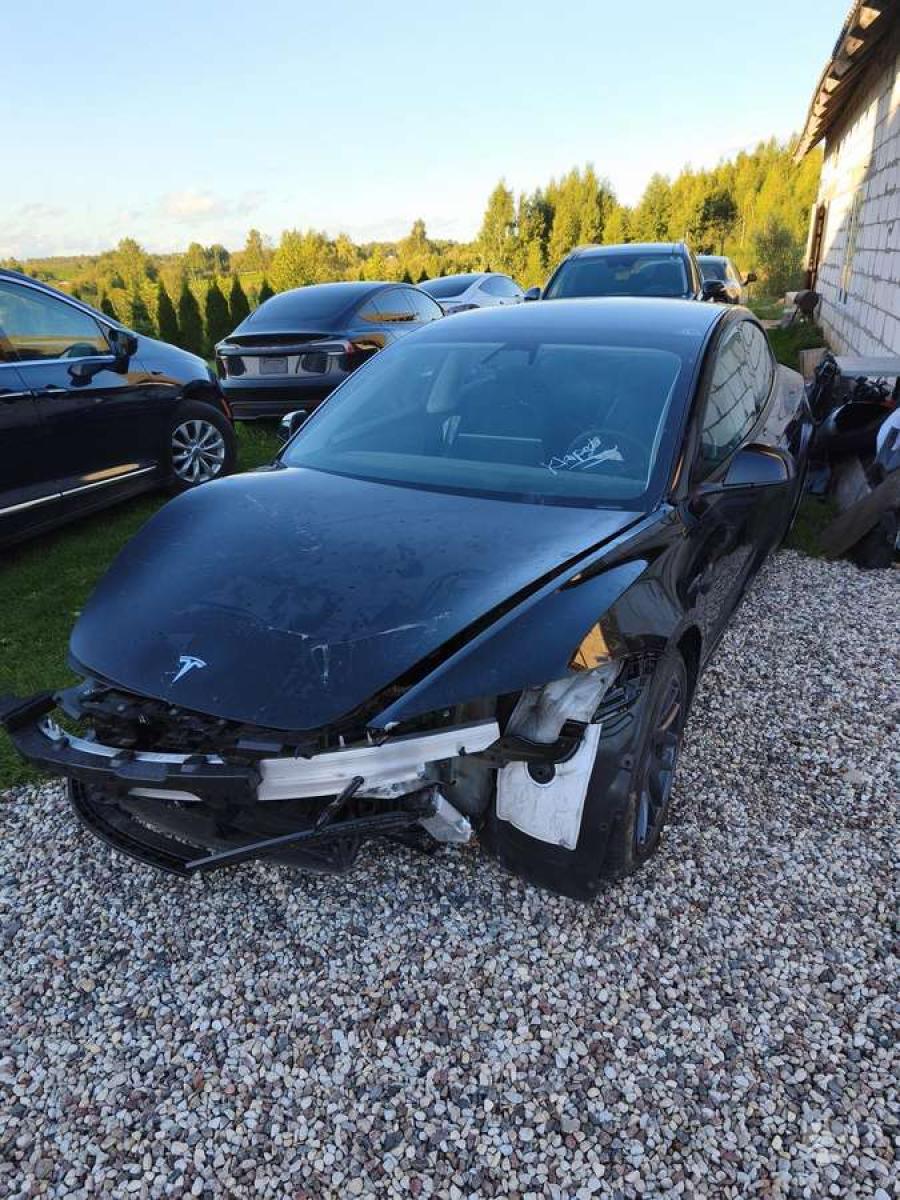 Black Tesla Model 3 2024 in Kaunas, with an engine capacity of 0.00 L and mileage of 31 thousand km for 13200 €, photo 1 on AUTOMOTO.COM.LV
