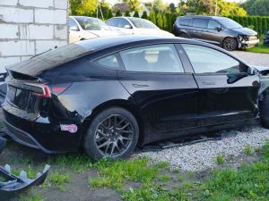 Black Tesla Model 3 2024 in Kaunas, with an engine capacity of 0.00 L and mileage of 31 thousand km for 13200 €, photo 3 on AUTOMOTO.COM.LV