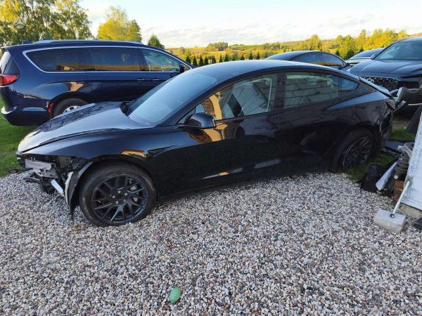 Black Tesla Model 3 2024 in Kaunas, with an engine capacity of 0.00 L and mileage of 31 thousand km for 13200 €, photo 4 on AUTOMOTO.COM.LV