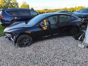 Black Tesla Model 3 2024 in Kaunas, with an engine capacity of 0.00 L and mileage of 31 thousand km for 13200 €, photo 4 on AUTOMOTO.COM.LV
