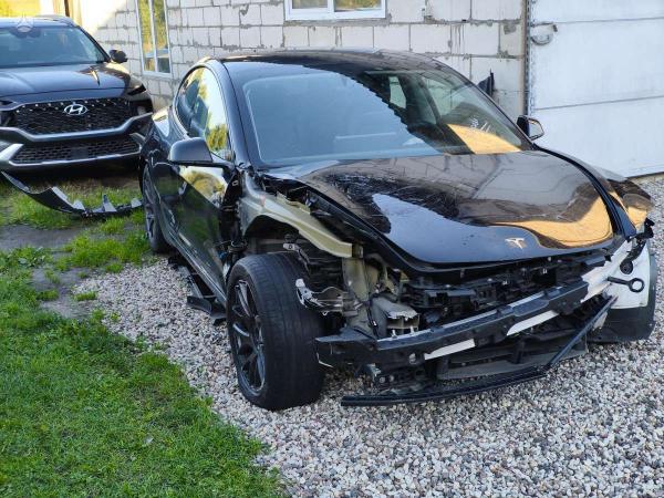 Black Tesla Model 3 2024 in Kaunas, with an engine capacity of 0.00 L and mileage of 31 thousand km for 13200 €, photo 5 on AUTOMOTO.COM.LV