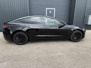 Black Tesla Model 3 2025 in Alytus, with an engine capacity of 0.00 L and mileage of 116 thousand km for 17950 €, photo 5 on AUTOMOTO.COM.LV