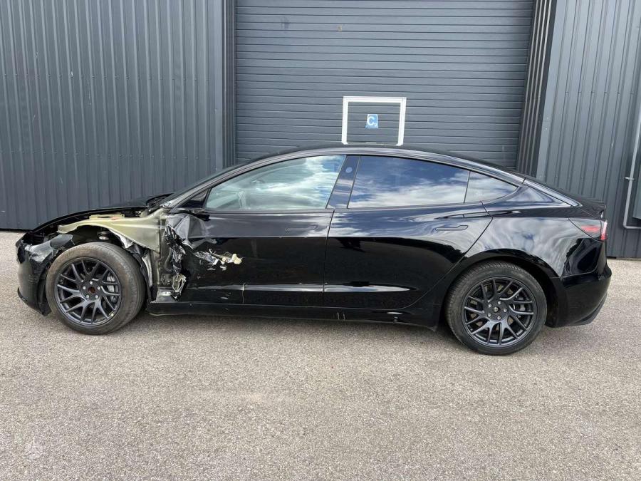 Black Tesla Model 3 2025 in Alytus, with an engine capacity of 0.00 L and mileage of 116 thousand km for 17950 €, photo 11 on AUTOMOTO.COM.LV