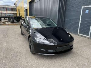 Black Tesla Model 3 2025 in Alytus, with an engine capacity of 0.00 L and mileage of 116 thousand km for 17800 €, photo 3 on AUTOMOTO.COM.LV