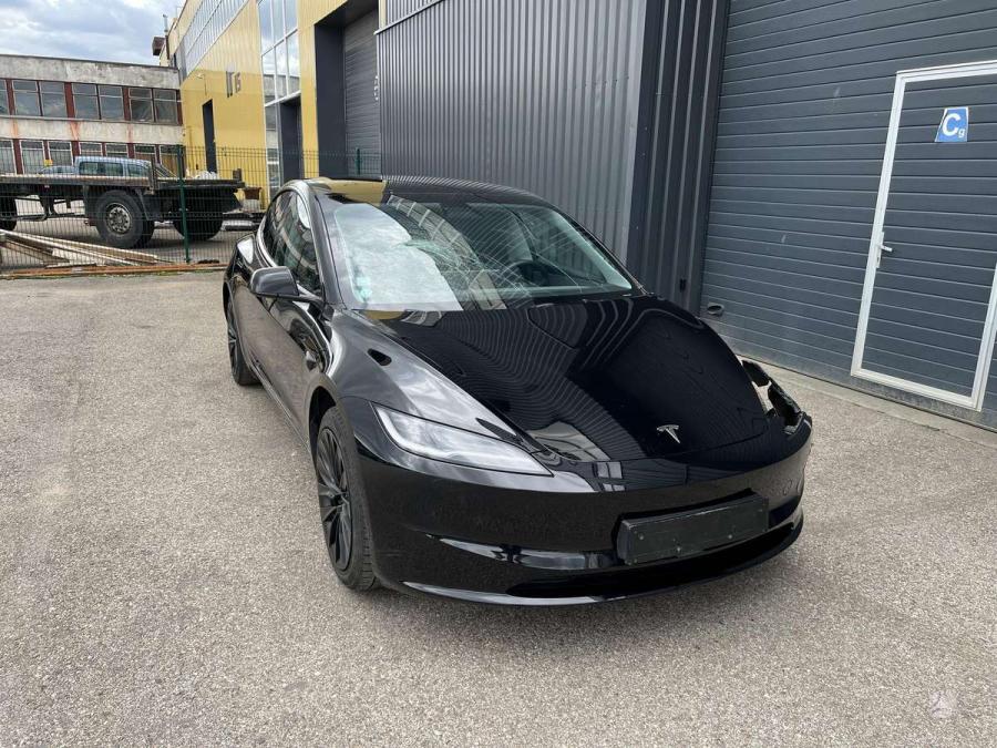 Black Tesla Model 3 2025 in Alytus, with an engine capacity of 0.00 L and mileage of 116 thousand km for 17800 €, photo 3 on AUTOMOTO.COM.LV