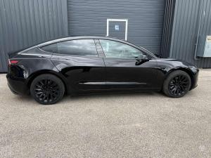 Black Tesla Model 3 2025 in Alytus, with an engine capacity of 0.00 L and mileage of 116 thousand km for 17800 €, photo 5 on AUTOMOTO.COM.LV
