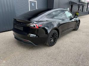 Black Tesla Model 3 2025 in Alytus, with an engine capacity of 0.00 L and mileage of 116 thousand km for 17800 €, photo 6 on AUTOMOTO.COM.LV