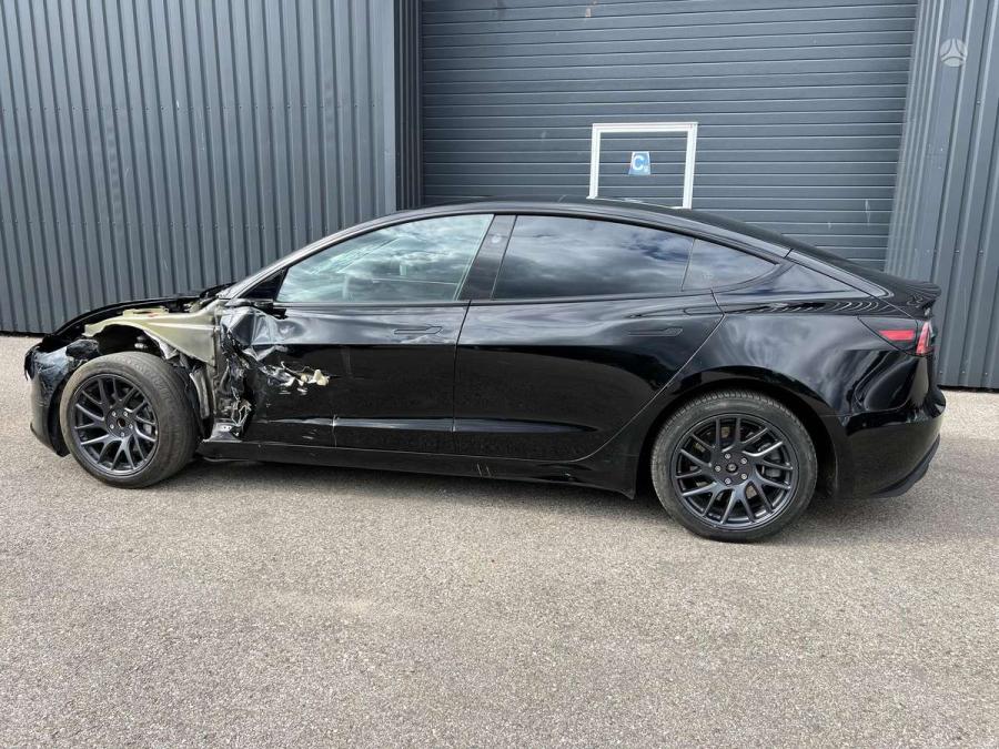 Black Tesla Model 3 2025 in Alytus, with an engine capacity of 0.00 L and mileage of 116 thousand km for 17800 €, photo 12 on AUTOMOTO.COM.LV