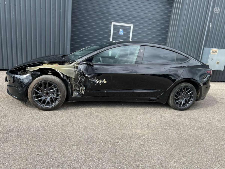 Black Tesla Model 3 2025 in Alytus, with an engine capacity of 0.00 L and mileage of 116 thousand km for 17800 €, photo 14 on AUTOMOTO.COM.LV