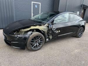 Black Tesla Model 3 2025 in Alytus, with an engine capacity of 0.00 L and mileage of 116 thousand km for 17800 €, photo 15 on AUTOMOTO.COM.LV
