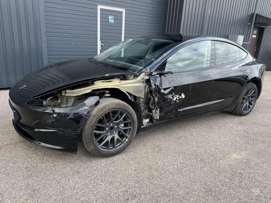 Black Tesla Model 3 2025 in Alytus, with an engine capacity of 0.00 L and mileage of 116 thousand km for 17800 €, photo 15 on AUTOMOTO.COM.LV