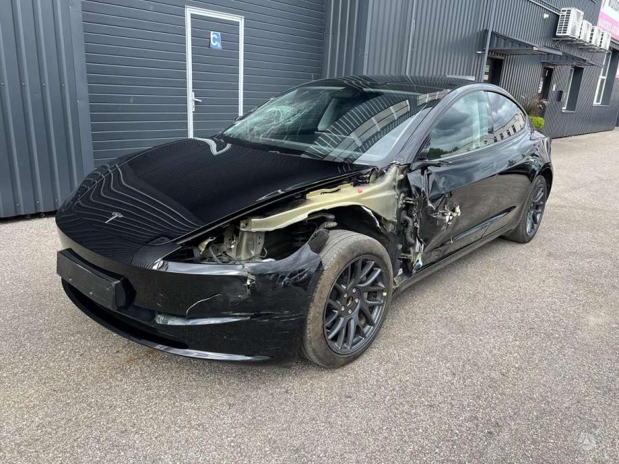 Black Tesla Model 3 2025 in Alytus, with an engine capacity of 0.00 L and mileage of 116 thousand km for 17800 €, photo 16 on AUTOMOTO.COM.LV