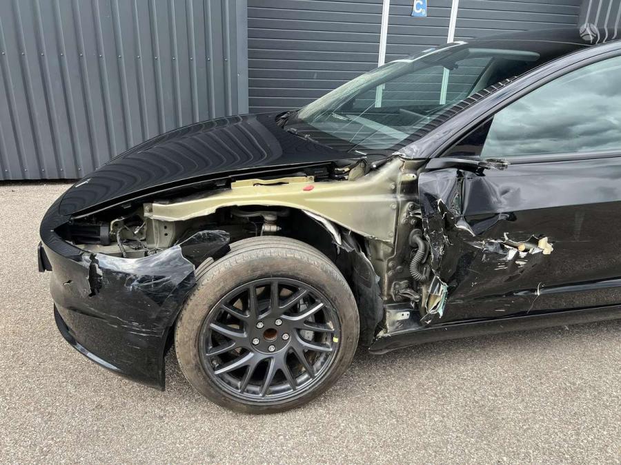 Black Tesla Model 3 2025 in Alytus, with an engine capacity of 0.00 L and mileage of 116 thousand km for 17800 €, photo 17 on AUTOMOTO.COM.LV