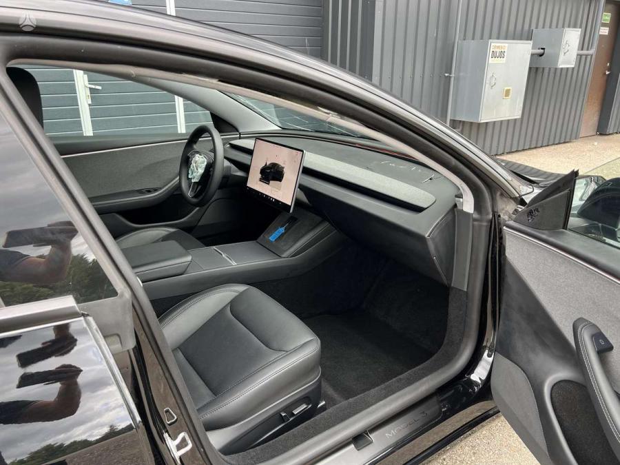 Black Tesla Model 3 2025 in Alytus, with an engine capacity of 0.00 L and mileage of 116 thousand km for 17800 €, photo 20 on AUTOMOTO.COM.LV