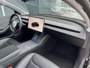 Black Tesla Model 3 2025 in Alytus, with an engine capacity of 0.00 L and mileage of 116 thousand km for 17800 €, photo 21 on AUTOMOTO.COM.LV