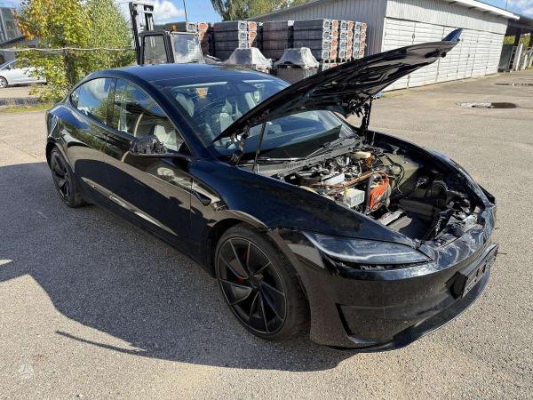 Melns Tesla Model 3 2025 Kauņa, ar dzinēja tilpumu 0.00 L un nobraukumu 23 tūkst. km par 28990 €, foto 3 vietnē AUTOMOTO.COM.LV