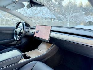 Blue Tesla Model 3 2019 in Vilnius, with an engine capacity of 0.00 L and mileage of 241 thousand km for 13989 €, photo 13 on AUTOMOTO.COM.LV