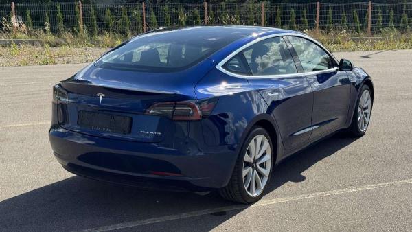 Blue Tesla Model 3 2020 in Vilnius, with an engine capacity of 0.00 L and mileage of 191 thousand km for 18500 €, photo 7 on AUTOMOTO.COM.LV
