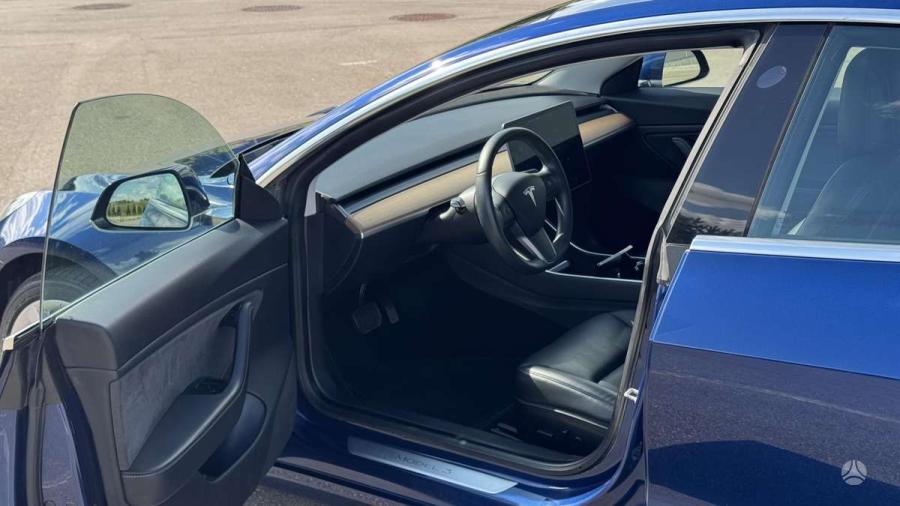 Blue Tesla Model 3 2020 in Vilnius, with an engine capacity of 0.00 L and mileage of 191 thousand km for 18500 €, photo 9 on AUTOMOTO.COM.LV