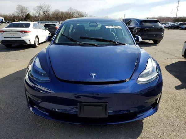Blue Tesla Model 3 2023 in Vilnius, with an engine capacity of 0.00 L and mileage of 31 thousand km for 13950 €, photo 5 on AUTOMOTO.COM.LV