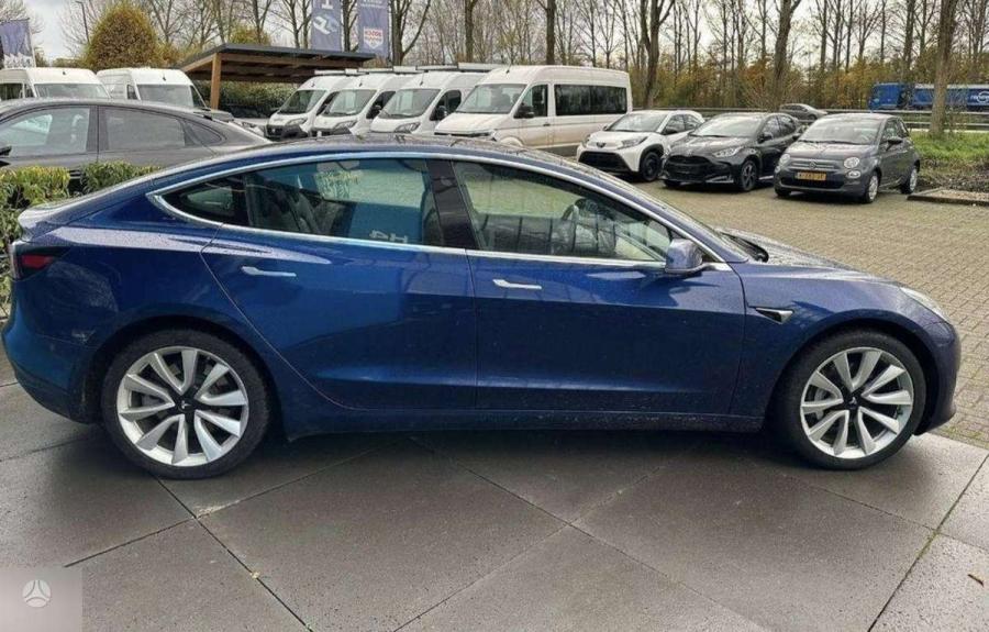 Blue Tesla Model 3 2019 in Silute, with an engine capacity of 0.00 L and mileage of 190 thousand km for 17900 €, photo 4 on AUTOMOTO.COM.LV