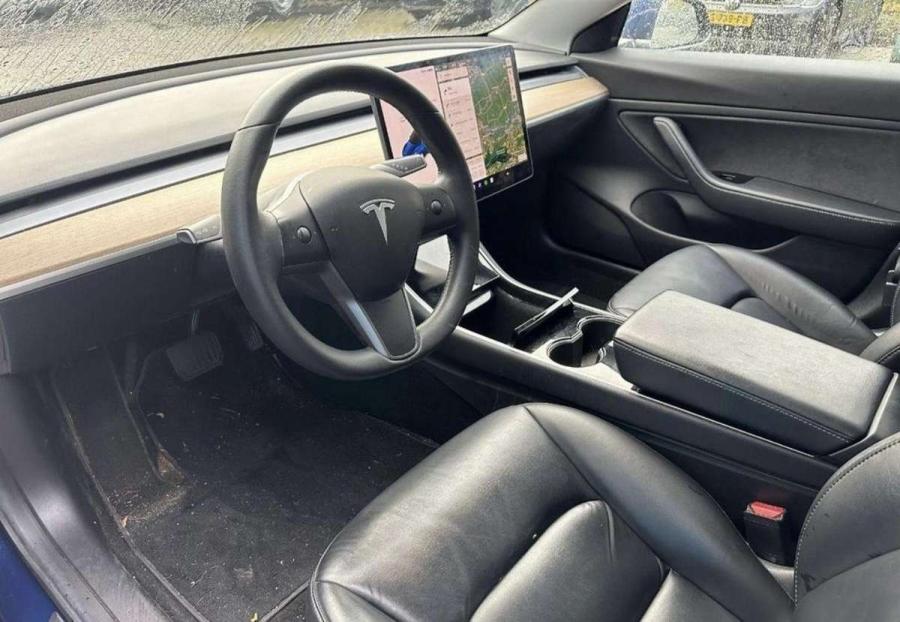 Blue Tesla Model 3 2019 in Silute, with an engine capacity of 0.00 L and mileage of 190 thousand km for 17900 €, photo 7 on AUTOMOTO.COM.LV