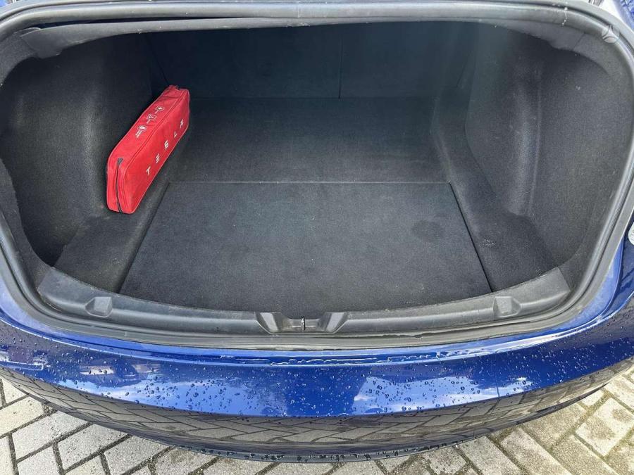 Blue Tesla Model 3 2019 in Silute, with an engine capacity of 0.00 L and mileage of 190 thousand km for 17900 €, photo 22 on AUTOMOTO.COM.LV