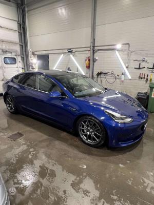 Blue Tesla Model 3 2020 in Kaunas, with an engine capacity of 0.00 L and mileage of 102 thousand km for 16990 €, photo 2 on AUTOMOTO.COM.LV