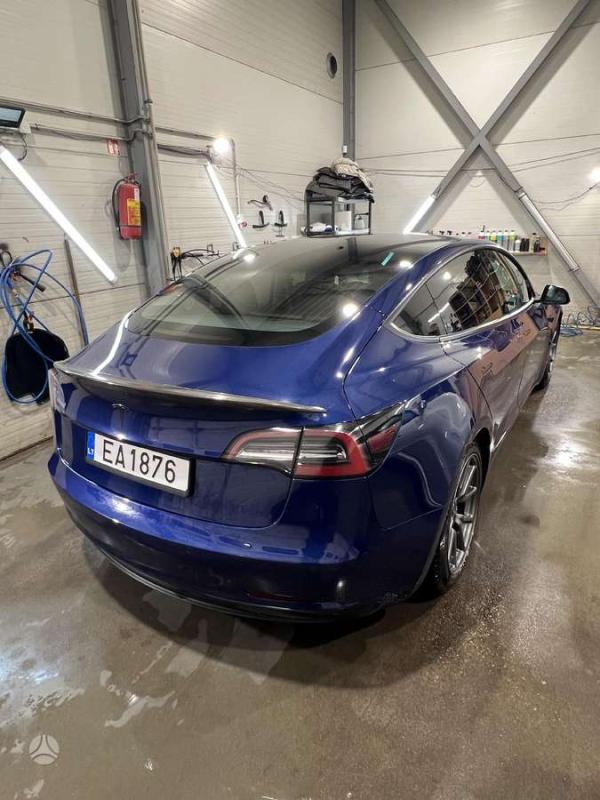 Blue Tesla Model 3 2020 in Kaunas, with an engine capacity of 0.00 L and mileage of 102 thousand km for 16990 €, photo 3 on AUTOMOTO.COM.LV