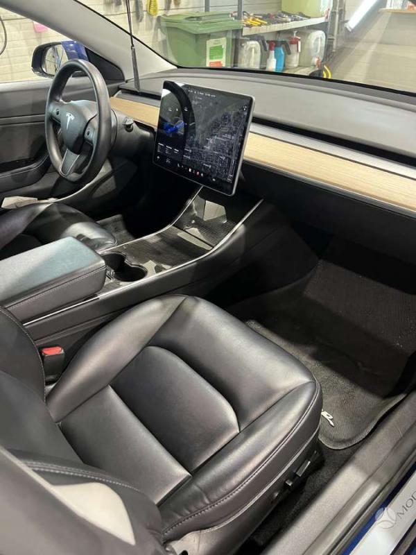 Blue Tesla Model 3 2020 in Kaunas, with an engine capacity of 0.00 L and mileage of 102 thousand km for 16990 €, photo 7 on AUTOMOTO.COM.LV